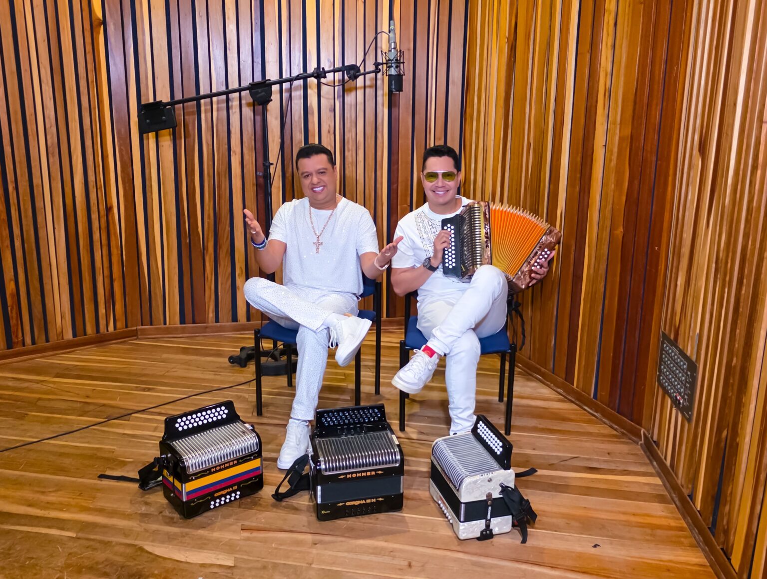 Rafael Santos presenta su nuevo álbum "Mis éxitos: Mi historia" junto a ...